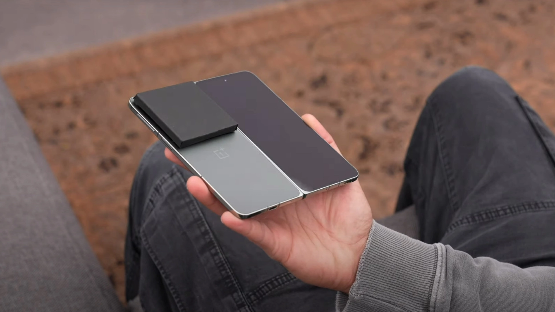 Первый складной смартфон OnePlus впервые показали на видео - Rozetked.me