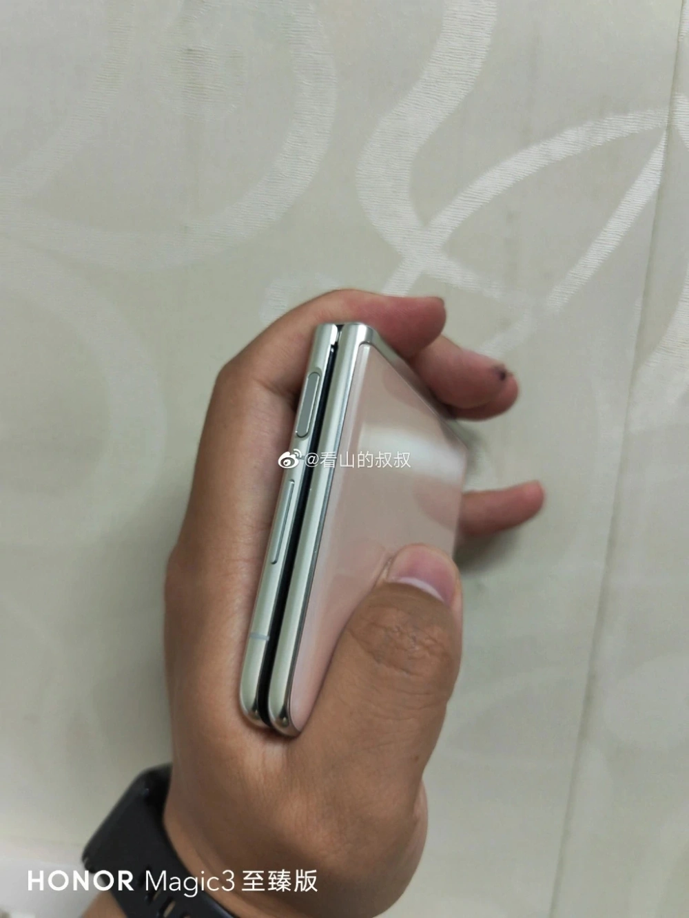 Новый гибкий смартфон Huawei показали на «живых» фото - Rozetked.me